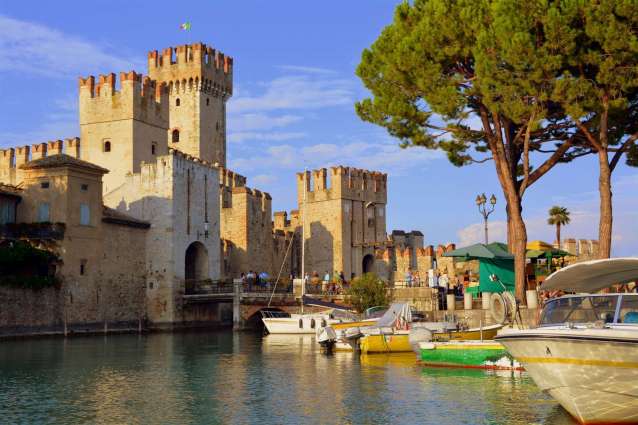 Small group excursion to Sirmione with speedboat ride